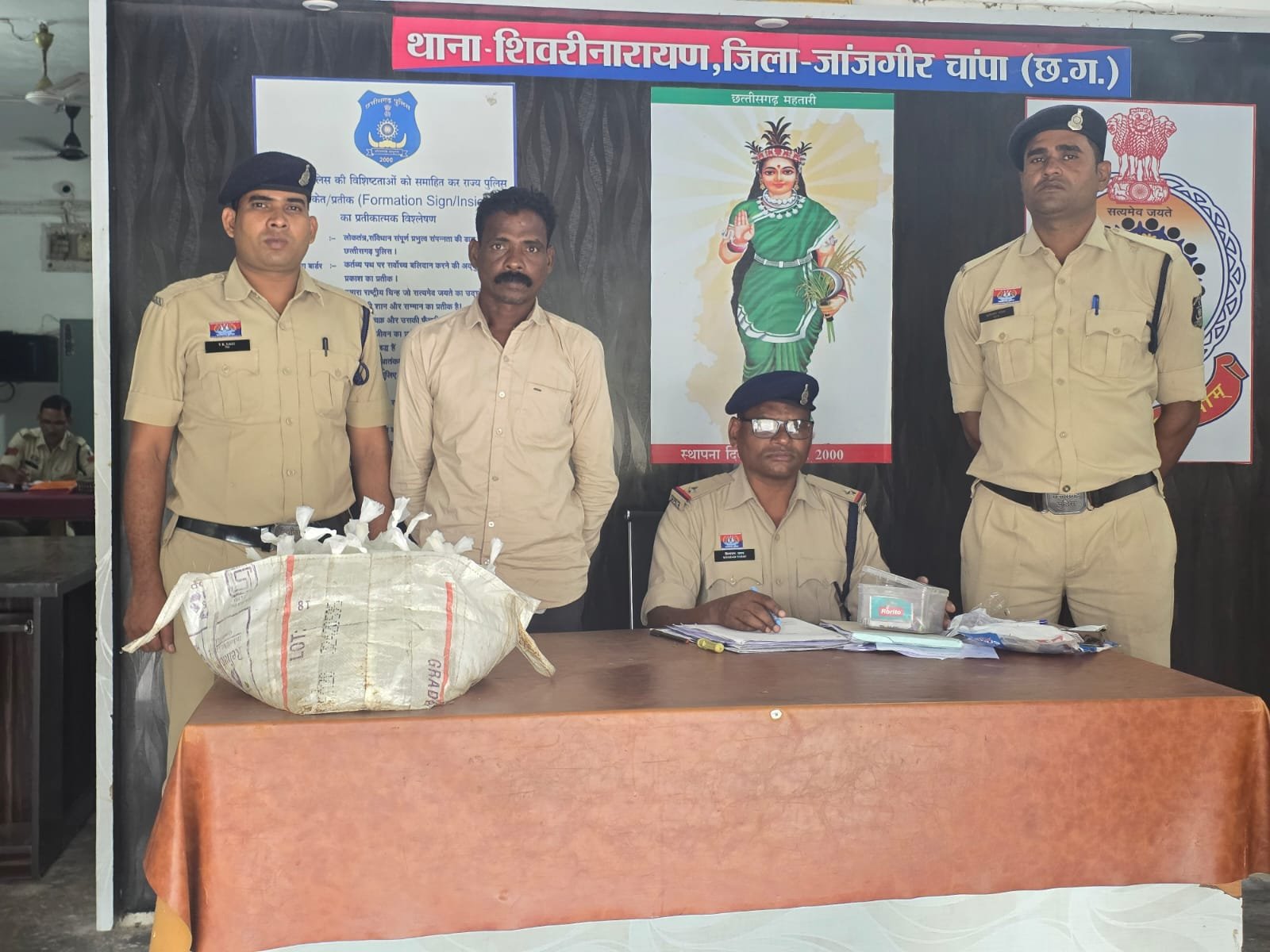 Akaltara Arrest : महुआ शराब की अवैध बिक्री करने वाले आरोपी को ...